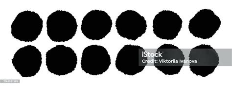 찢어진 종이 조각 세트 들쭉날쭉한 가장자리가 있는 검은색 원 프레임 찢어진 원형 실루엣 컬렉션 콜라주 텍스트 상자 배너 및 스티커를 위한 질감이 있는 그런지 요소 번들 벡터