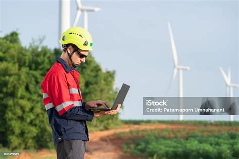 거대한 풍력 발전 단지 내에서 풍력 터빈 시스템을 모니터링하고 최적화하는 기술을 활용합니다 전문 안전 장비를 착용하고 모자를 착용하는 것은 친환경 풍력을 통한 발전 극대화