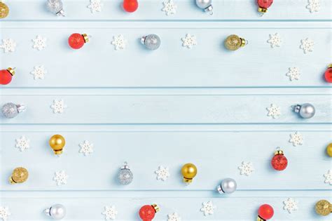 많은 작은 크리스마스 공 및 장식적인 눈송이의 원 안에 있다 빨간색 금색과 은색 크리스마스 장식 센터에서는 텍스트에 대 한 빈 자리입니다 축제 레이아웃입니다 12월에 대한