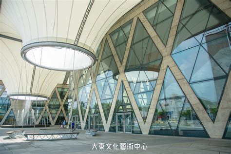 高雄｜大東文化藝術中心，玻璃帷幕造型建築超好拍，還有全台首座藝術圖書館 輕旅行