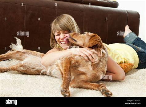 Hund Leckt Frau Fotos Und Bildmaterial In Hoher Auflösung Alamy