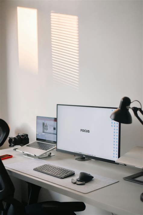 실내 가구 간소화 된 공부하다 기능적인 장식 기술 기술 설정 깨끗한 꽃 꽃꽂이 꽃병 디지털 작업 공간 마우스 모니터 미니멀리스트 미학 바탕