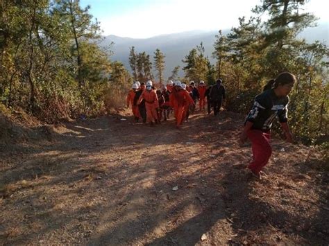 ဖလမ်းတွင် ဆရာဝန်မောင်းနှင်လာသည့် အိမ်စီးကား ချောက်ထဲထိုးကျ တိမ်းမှောက်ပြီး ထိခိုက်ဒဏ်ရာရ