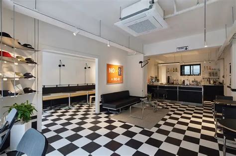 흑백 체크 타일 바닥이 눈에 띄는 캐주얼한 카페 인테리어 사진