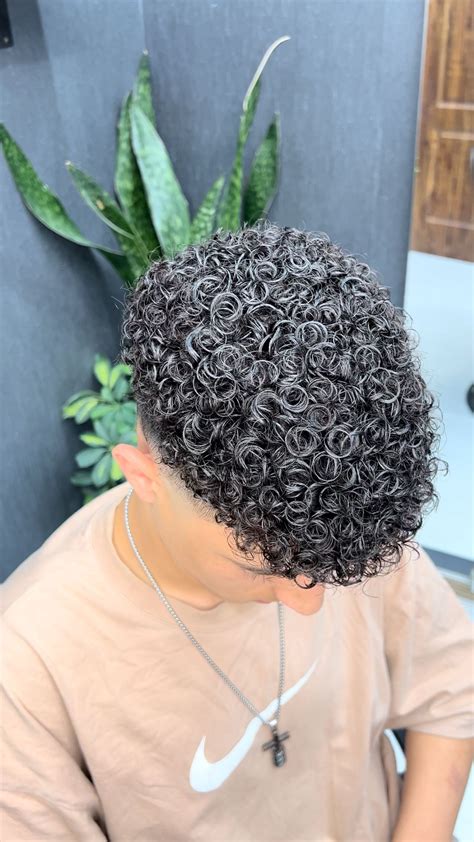 ‎حمید یاری💈 آرایشگر و متخصص فر کردن مو تهران، فر مو، فر شش ماهه‎ ‎فر