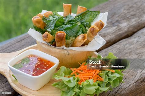 태국 음식나무 접시에 달 콤 하 고 매운 소스로 바 삭 국수와 튀김 춘권 그릇에 대한 스톡 사진 및 기타 이미지 그릇 깊은 녹색 Istock