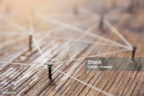 개념네트워크 연결 네트워크 연결 복사 공간 판자 나무에 원사 화이트 시뮬레이터 연결 소셜 미디어 인터넷 사람들 커뮤니케이션 연결 엔터티 0명에 대한 스톡 사진 및 기타