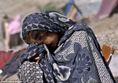 Mulher Acusada De Trair O Marido é Forçada A Amamentar Amante Em Público Como Punição
