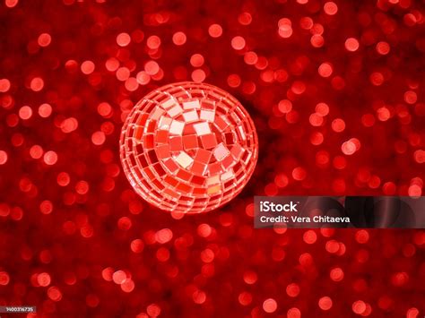 보케가있는 빨간색 배경에 미러링 된 디스코 볼 미러 볼 파티 0명에 대한 스톡 사진 및 기타 이미지 0명 거울 공휴일 Istock
