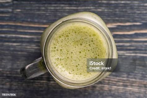 아보카도 키위 바나나 꿀 딜 파슬리에서 신선한 녹색 스무디나무 배경에 유리 머그잔에 상단보기 건강한 식습관의 개념 마실 것에