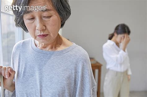 20대 청년 70대 청년여자 성인여자 노인여자 성인여자 생활비 역경 컨셉 스트레스 영케어러 이미지 Jv12691612 게티이미지뱅크