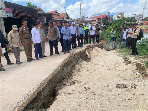 លោក ឃួង ស្រេង៖ ណែនាំឱ្យមន្រ្ដីជំនាញស្ថាបនាផ្លូវបេតុងអមប្រឡាយស្ទឹងមានជ័យបានលឿន