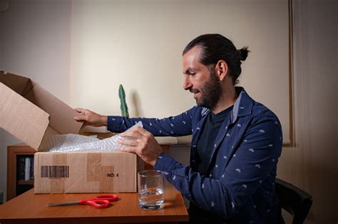 긍정적이고 긍정적 인 감정으로화물 패키지를 여는 모델 30 34세에 대한 스톡 사진 및 기타 이미지 30 34세 가정의 방 고객 Istock