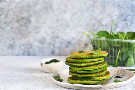 빛 콘크리트 배경에 시금치와 녹색 팬케이크 고전적인 아침 식사 건강한 생활방식에 대한 스톡 사진 및 기타 이미지 건강한 생활방식 건강한 식생활 그릇 Istock