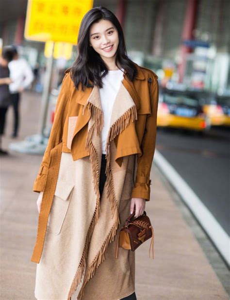 奚梦瑶太会穿了，身穿一件“蜈蚣服”搭配牛仔裤，时髦到飞起！