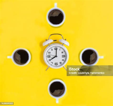 노란색 배경에 흰색 알람 시계와 커피 컵 상단 보기 공간을 복사합니다 0명에 대한 스톡 사진 및 기타 이미지 0명 개념