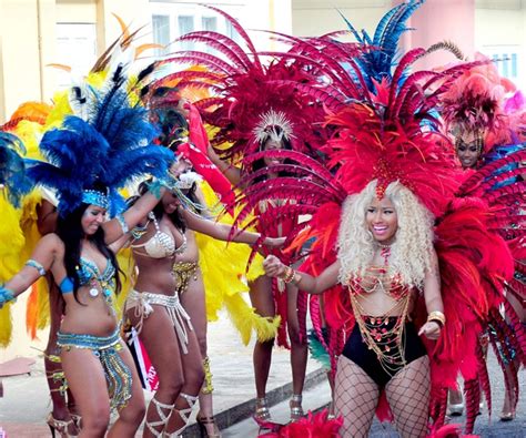 Nicki Minaj Arma Un Carnaval En Su Nuevo Video Pound The Alarm