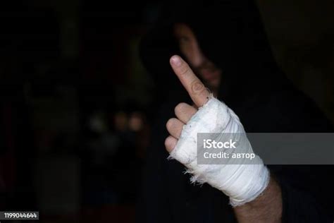 후드의 프로 복서는 럼블 로우 키 선택된 초점 전에 한 번의 테이핑 핸드로 경고 제스처를 보여줍니다 건강관리와 의술에 대한 스톡 사진 및 기타 이미지 Istock