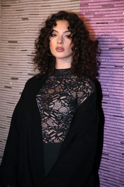 Photo Deva Cassel Photocall Au Défilé De Mode Haute Couture