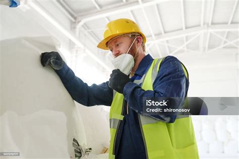 현대 공장 또는 생산 공장의 엔지니어가 인공 호흡기를 얼굴에 대고 있습니다 직원에 대한 스톡 사진 및 기타 이미지 직원 호흡용 마스크 35 39세 Istock