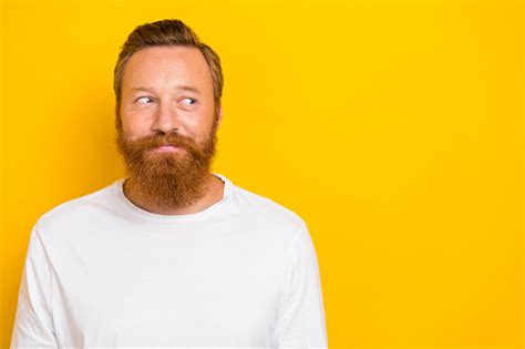 젊은 수염 콧수염 빨간 머리 남자의 근접 촬영 사진 재미 찡그린 얼굴 모습 빈 공간 거래 노란색 배경에 고립 된 35 39세에 대한 스톡 사진 및 기타 이미지 Istock