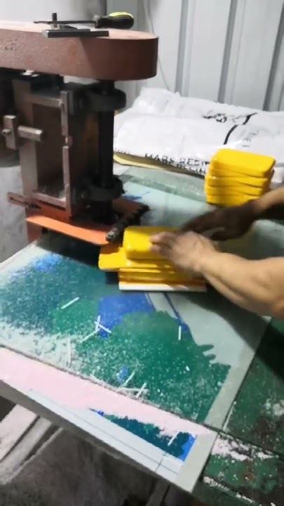 수하물 작업자 작업 표시 작은 화장품 가방의 모서리를 빠르게 절단and다양한 모양의 완성된 고품질 상자를 사용자 정의할 수 있습니다 Machine Luggage