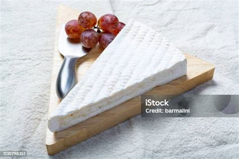 흰 곰 팡 이와 강한 냄새가 나는 프렌치 소프트 치즈 브리 1 장 신선한 포도와 함께 제공 0명에 대한 스톡 사진 및 기타 이미지 Istock