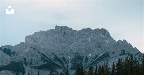 산을 배경으로 주차된 빨간 지프 사진 Unsplash의 무료 숲 이미지
