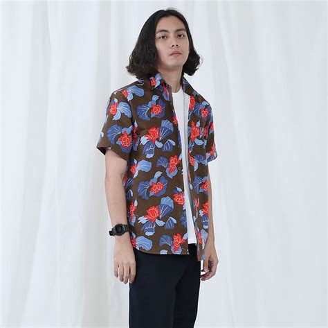 Mr 652 เสื้อเชิ้ตผู้ชายแขนสั้น ลายดอก Wild Lotus สีแดงฟ้าพื้นสีน้ำตาล Mr Maker