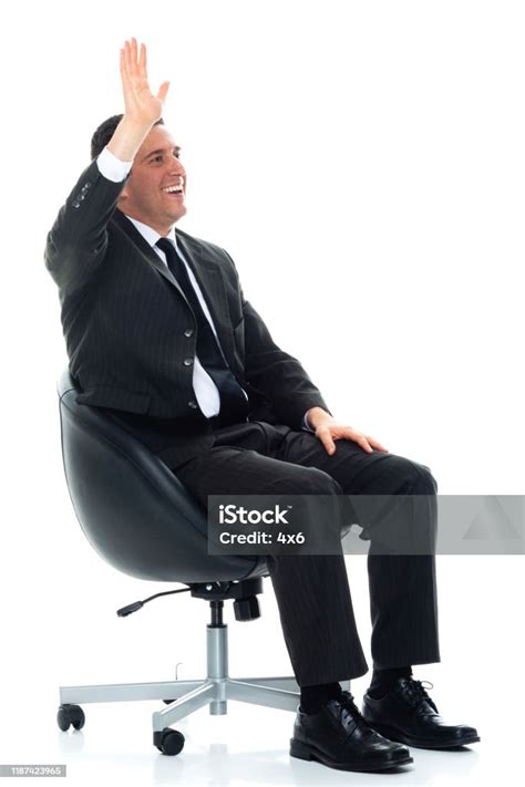 사이드 뷰 프로필 보기 전체 길이 1인 성인 잘 생긴 사람 코 카 서 스 남성 젊은 남자 매니저 비즈니스 맨 앉아 휴식 착용 비즈니스 웨어 정장 인사 의자에 앉아 35 39