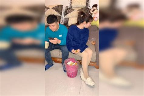 天天就知道看手机还这么入迷看我怎么治你 手机