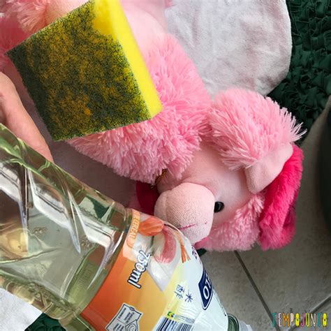 Mesmo A Limpeza Dos Brinquedos Pode Ser Uma Enorme Brincadeira