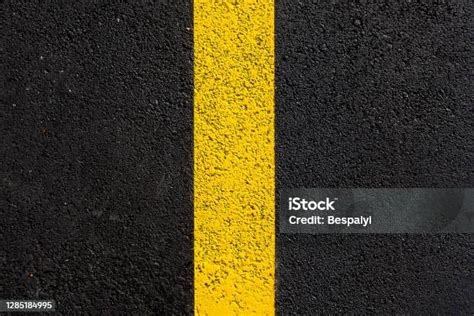 카피 스페이스가 상단 보기를 닫고 있는 노란색 표시가 매끄러운 어두운 회색 아스팔트가 있는 질감 활주로 고속도로 도로 표면 아무도 0명에 대한 스톡 사진 및 기타 이미지