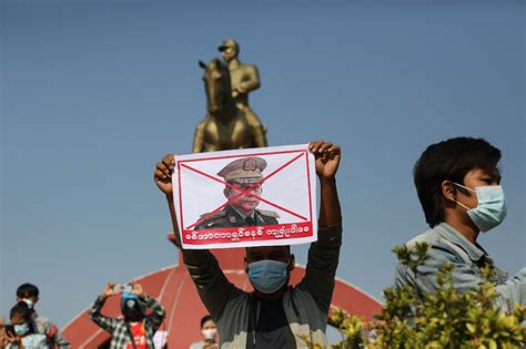 Dvb နေပြည်တော်တွင် ငြိမ်းချမ်းစွာဆန္ဒဖော်ပြသူများကို ရဲတပ်ဖွဲ့က ရေအမြောက်အသုံးပြု လူစုခွဲ