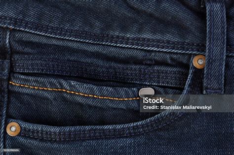 데님 청바지 질감 배경이 찢어졌습니다 착색 된 면직물의 질감 꿰매어진 질감의 청바지 배경 패션 청바지 단추 청바지에 포켓과 리벳 섬유 및 직물 구조 0명에 대한 스톡 사진