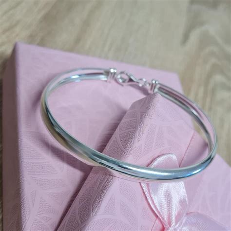 Твърда широка гривна