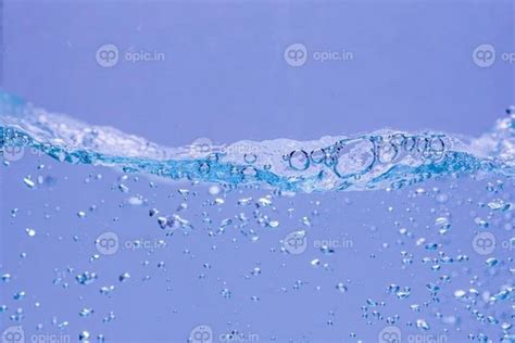 خرید و قیمت دانلود عکس حباب های آب و هوا روی پس زمینه سفید با فضایی