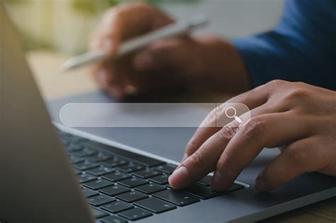 데이터 검색 기술 검색 엔진 최적화 남자는 빈 검색 창으로 노트북 컴퓨터 키보드에 타이핑을 손으로하여 정보를 검색합니다비즈니스 회사를위한 인터넷 기술 페이지 책에 대한 스톡