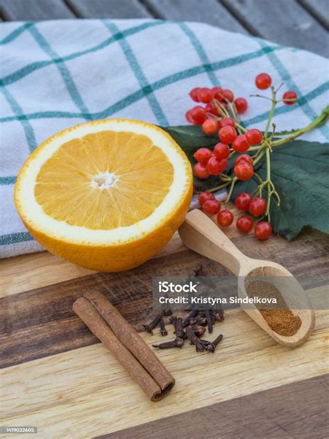 가을 겨울 정물 반 오렌지 계피 정향 나무 특종 로완 베리 나무 커팅 보드에 겨울에 대한 스톡 사진 및 기타 이미지 겨울 배경 주제 차 뜨거운 음료 Istock