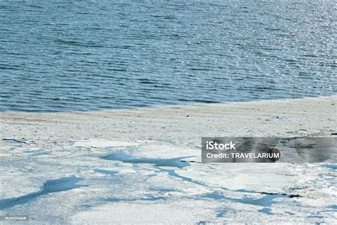 녹는 바다 얼음 봄의 계절 자연 현상 불타는 태양에서 물 위의 얼음이 녹습니다 0명에 대한 스톡 사진 및 기타 이미지 0명 가리기 공기 오염 Istock