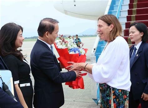 澳大利亚联邦议会参议长莱恩斯抵达河内 开始对越进行正式访问 越南人民报网