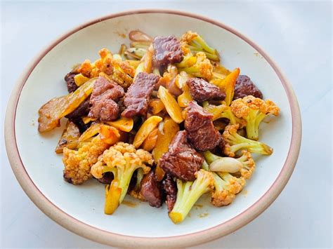 【牛肉粒炒菜花的做法步骤图，怎么做好吃】翡翠蝉本尊 下厨房