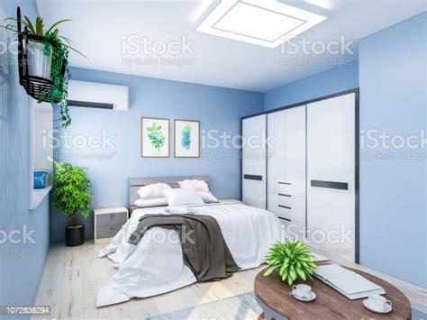 단단한 나무 사용자 지정 옷장 및 파란 벽 커피 테이블 침대 Tv 앞 장식 더블 침대 넓고 무인 침실 디자인 등 방에 있는 녹색 식물 0명에 대한 스톡 사진 및 기타 이미지