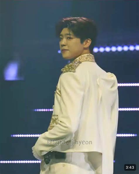 박지현님 무대 왕자님이 따로없네요 팬플러스 커뮤니티