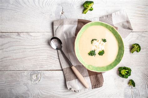 토스트와 함께 그릇에 야채와 브로콜리 치즈 수프의 전통적인 조리법 수제 건강 유기농 채식주의 자 식단 신선한 음식 요리 수프