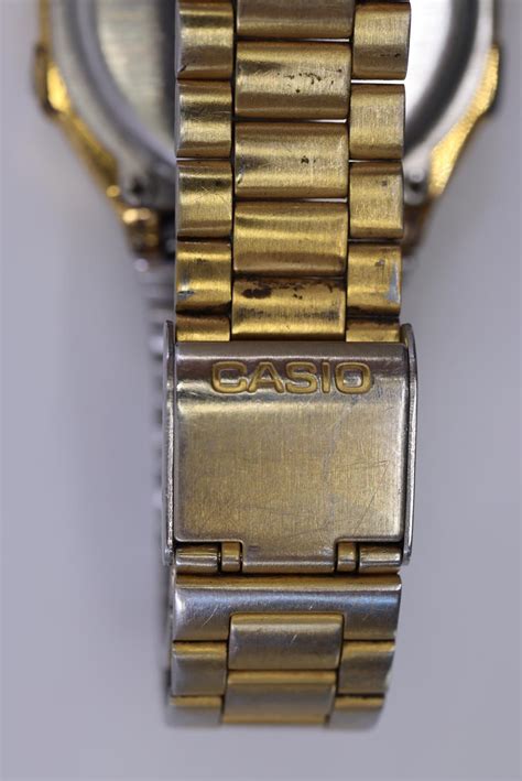 Lot VINTAGE CASIO DIGITAL WATCH IN OLD WATCH BOX