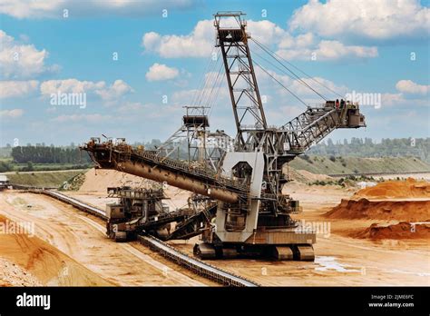 Giant Bucket Wheel Excavator The Biggest Excavator In The World The Largest Land Vehicle