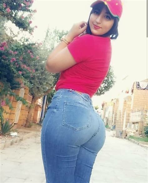 بنات تستعرض المؤخرات الضخمة بالجينز الضيق مثيرات 20 صورة الفن والجمال