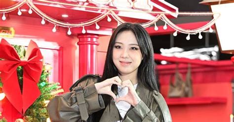 사진 이영지 미소 머금고