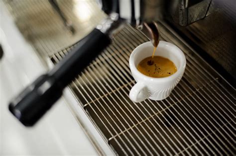 신선한 커피 전문에 스 프레소 기계에서 작은 흰색 컵에 따르고 갈색에 대한 스톡 사진 및 기타 이미지 갈색 검은색 기계류